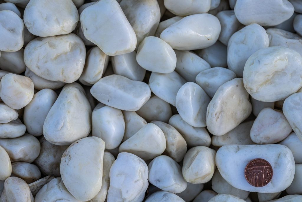 White Pebbles - 20 - 30mm | Beautiful Garden Pebbles | Corker.co.uk